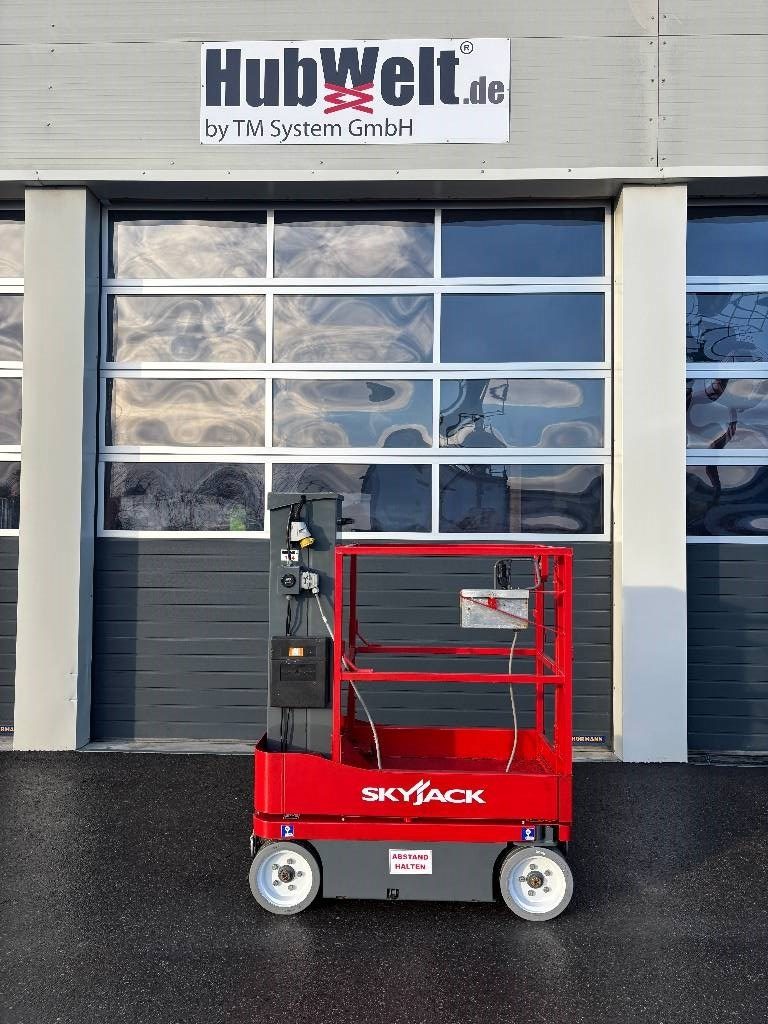 SkyJack SJ 16 - 6,75m Elektro Mastarbeitsbühne - HubWelt.de