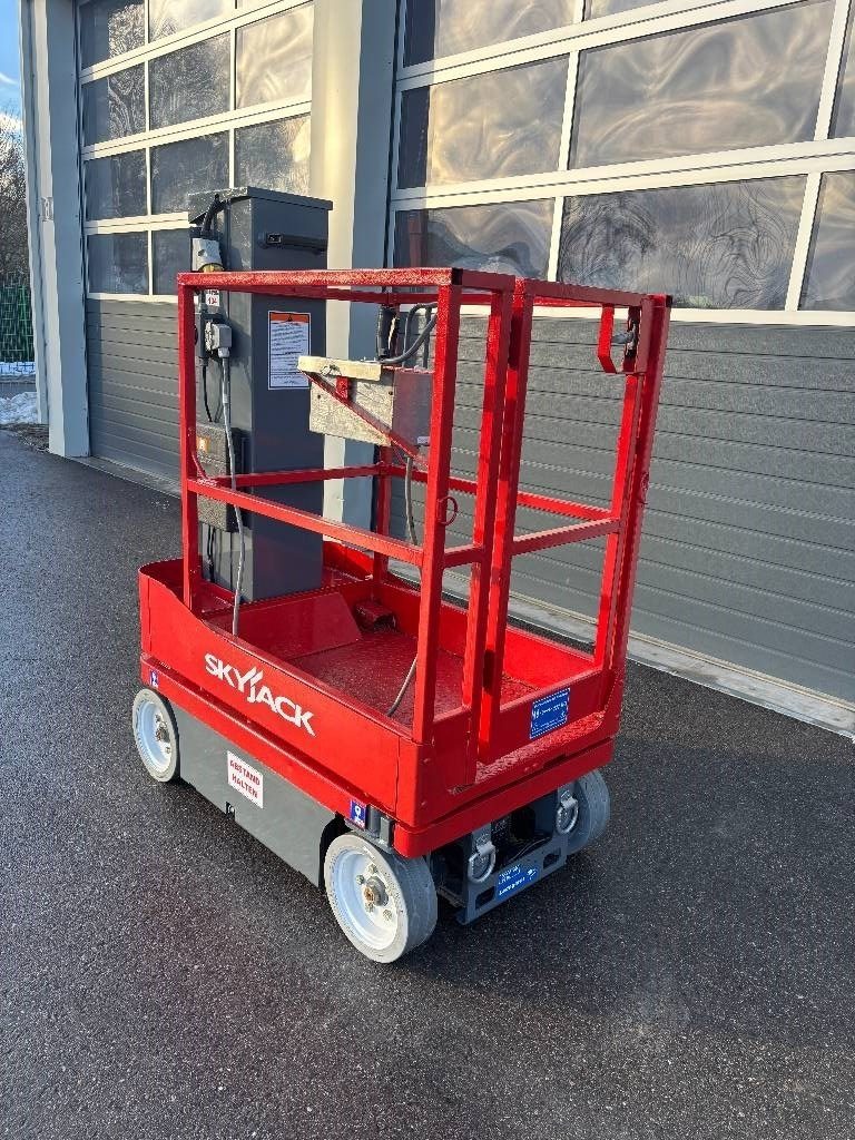 SkyJack SJ 16 - 6,75m Elektro Mastarbeitsbühne - HubWelt.de