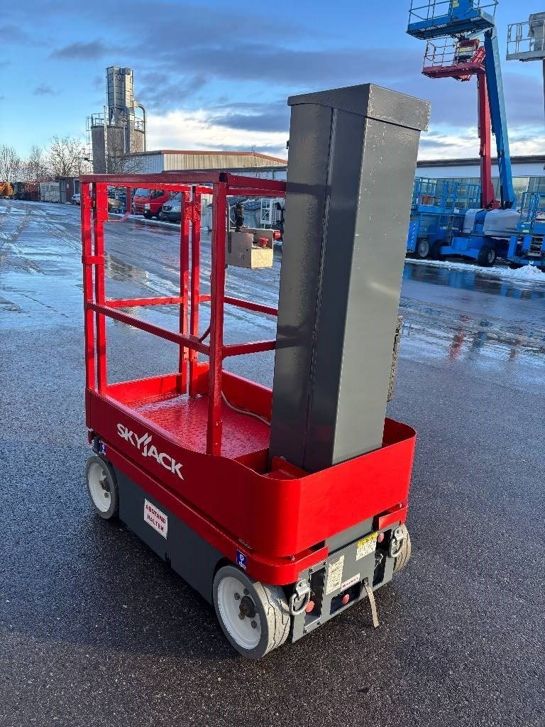 SkyJack SJ 16 - 6,75m Elektro Mastarbeitsbühne - HubWelt.de