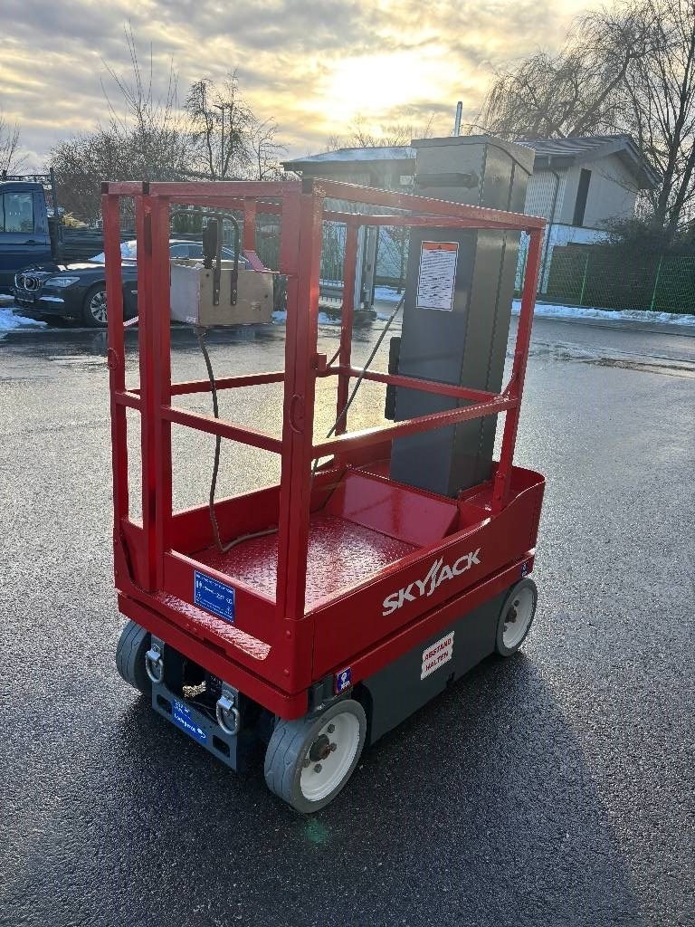 SkyJack SJ 16 - 6,75m Elektro Mastarbeitsbühne - HubWelt.de